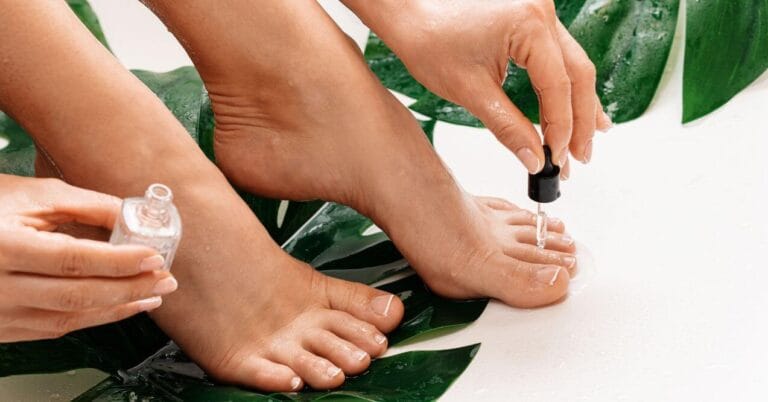 How Nail Polish Damage Toenails (3 Signs to Watch For) | PureHealth ...
